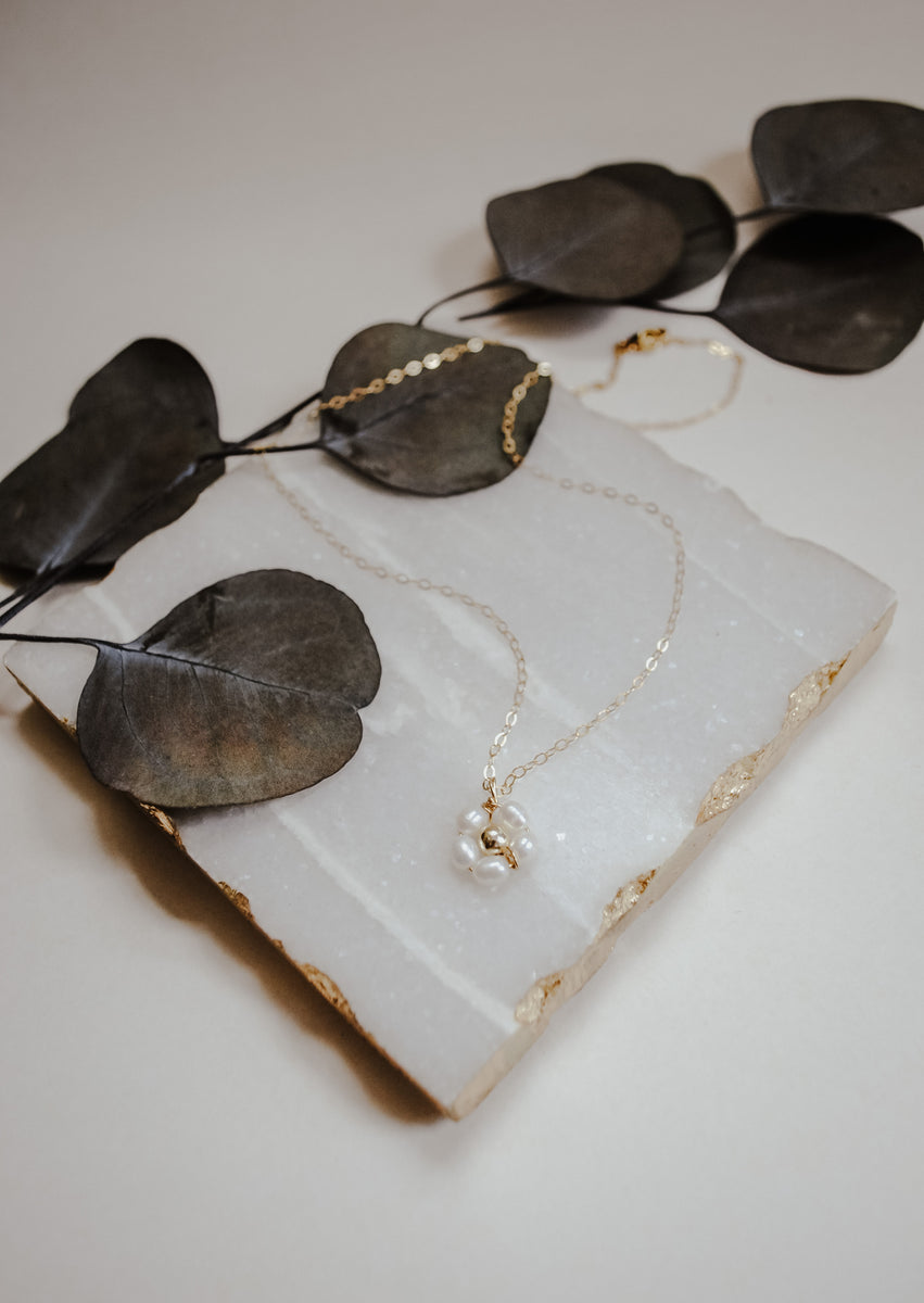 Pearl Daisy – Stone and Hinge